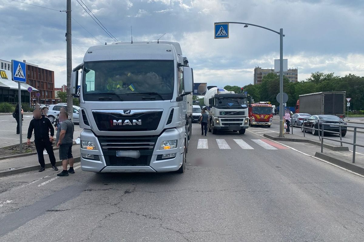 На Хмельницькому шосе водій фури на «зебрі» переїхав пенсіонерку. Ще ...